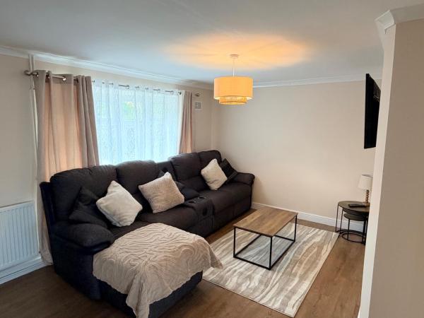 House Sleeps 5 With Enclosed Garden - Corby