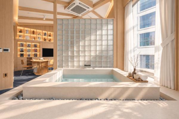 Uh Suite Seoul Square - Myeong-dong