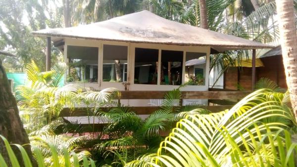 "Cafe Nikos" Beach Cottages & Rooms - Goa
