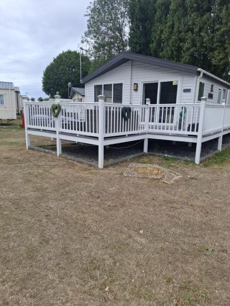 6 Berth Lodge With Full-wrap Decking At Weeley Bridge Holiday Park Ref 69001p - Suffolk