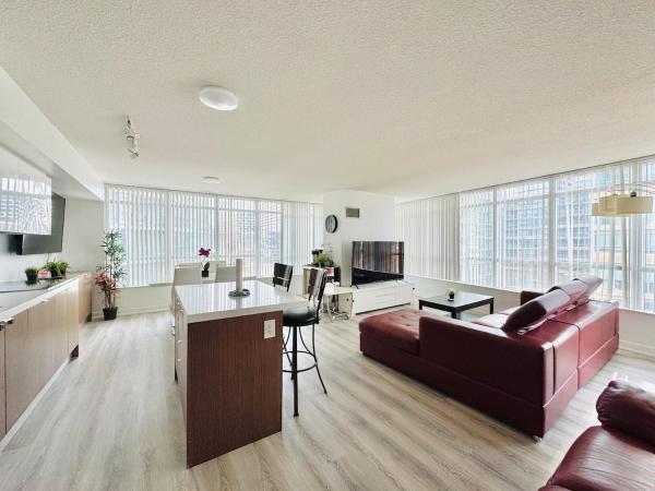 Large Luxurious Two-bedroom With Parking - Scotiabank Arena