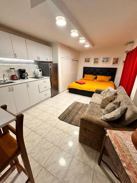 Estudio Independiente En Prados Del Este, Caracas- Privado Y Totalmente Equipado - Caracas