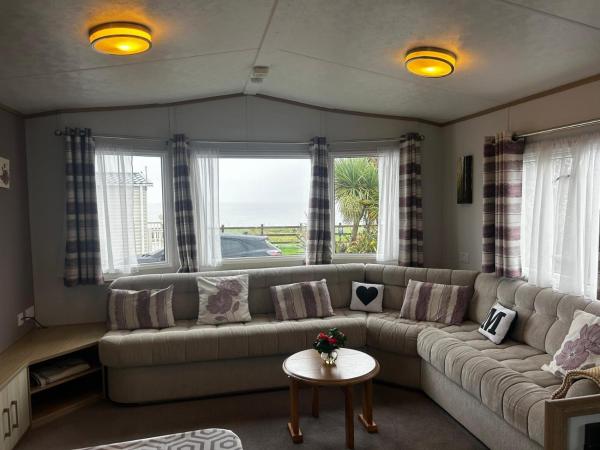 Homely 6 Berth Caravan With Partial Sea-view At Pakefield Ref 68026cr - Norfolk