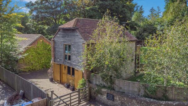 Luxury 2-bed Hay Barn En-suites & Log Burner - Steyning