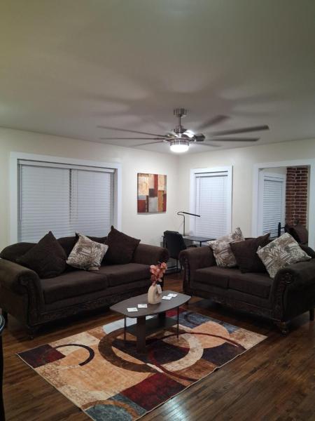 Kid Friendly 2br Upstairs Apartment Near Downtown - Owasso, OK