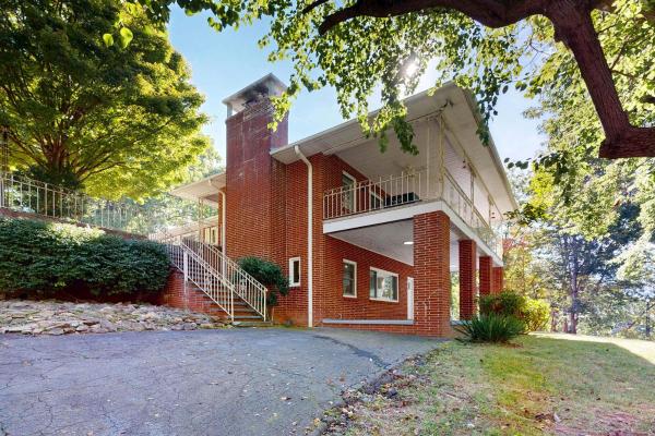 Renovated Mountain Apartment Private Entrance Seasonal Mountain Views Covered Porch Air Conditioning - Waynesville, NC