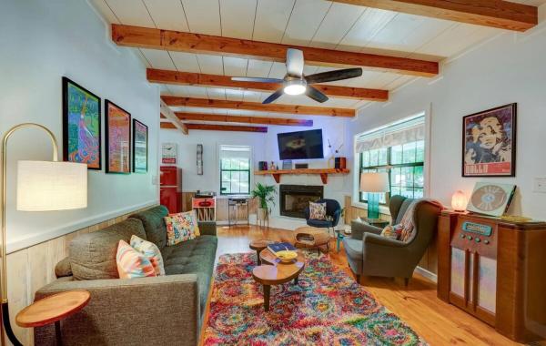 House Of Grooves Getaway With Hot Tub & Fireplace - Blue Ridge, GA