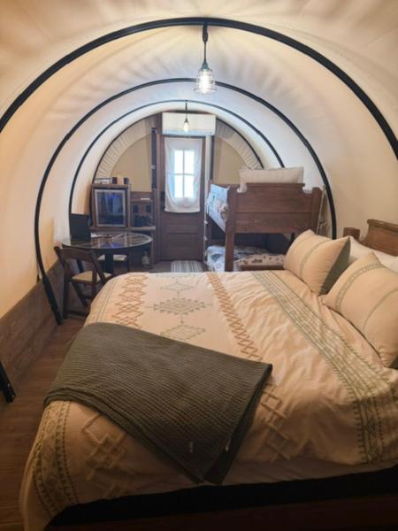 Oakheart Conestoga Covered Wagon At Cherrywood Farm - Missouri
