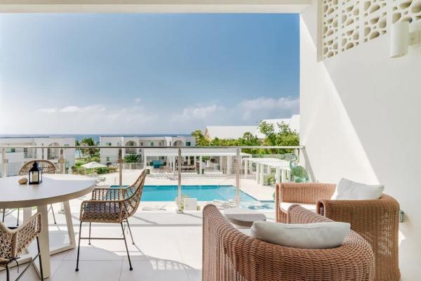 Chic Poolside Condo With Ocean Views - Cayman Islands
