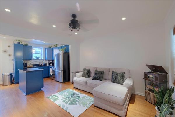 Steps To Metro: Old Town Alexandria Townhome - Oxon Hill, MD