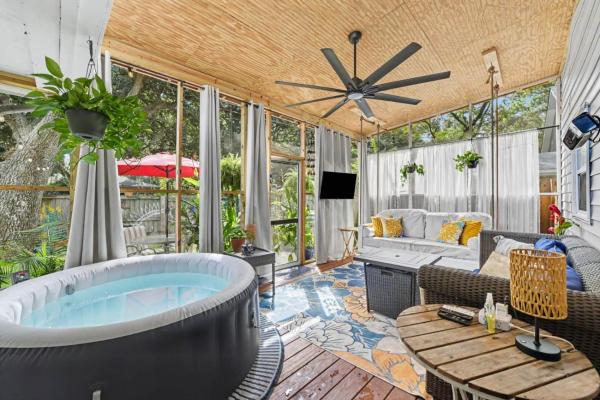 Birdhouse: Pet Friendly 2 Bed With Yard & Hot Tub - Charleston, SC