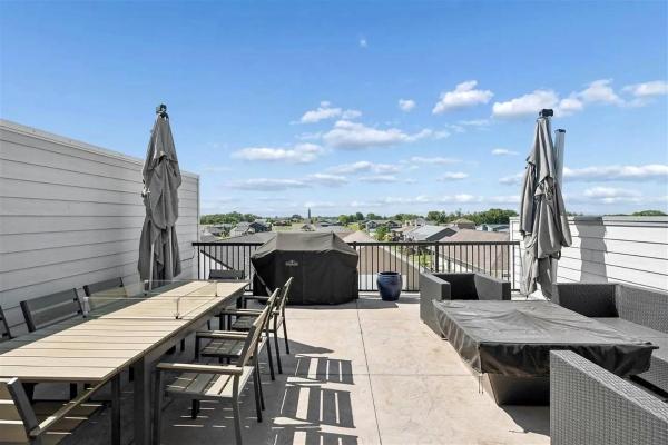The Rooftop Lounge - Hot Tub - Private Rooftop - Iowa City, IA