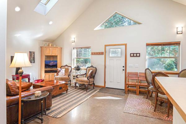 Baker Ridge Cabin Adventure Ready With Private Hot Tub - Glacier, WA