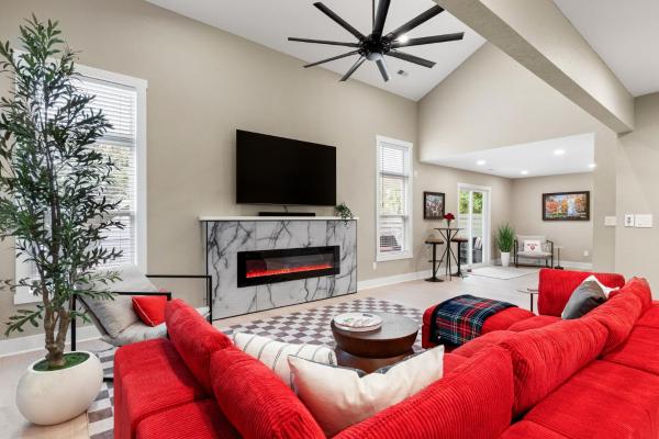 The Weekender Game Room Fenced Yard Sleeps 8 - Bloomington, IN
