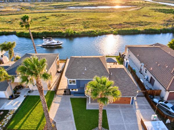 Stunning Waterfront 3br Retreat - Perfect Getaway - 愉景灣