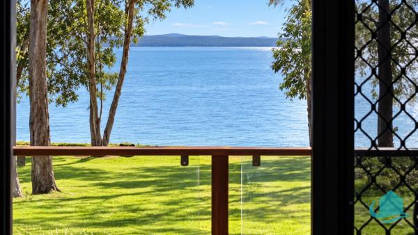 Casuarina Waters - Absolute Waterfront On Lake Mac - 뉴캐슬