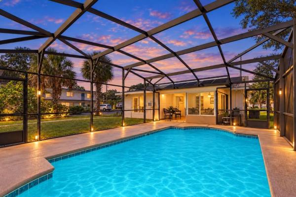 Lake Toho Getaway Pool Downtown Kissimmee - St. Cloud, FL