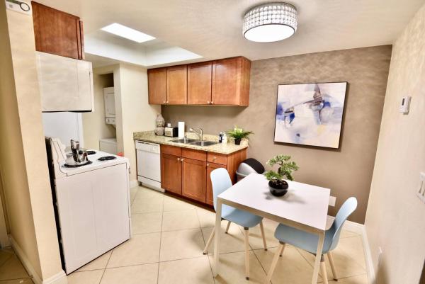 Lux 1br Condo Near Strip Patio Pool Gym Laundry - Las Vegas, NV