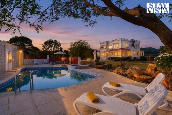 Stayvista At The Courtyard Estate With Regal Interiors & Lawn - Hyderabad