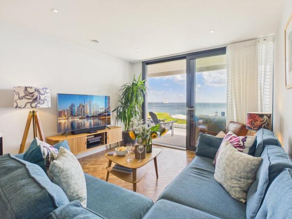 Sea Glass At The Liner – Luxury Beachfront Apartment, Falmouth - Falmouth