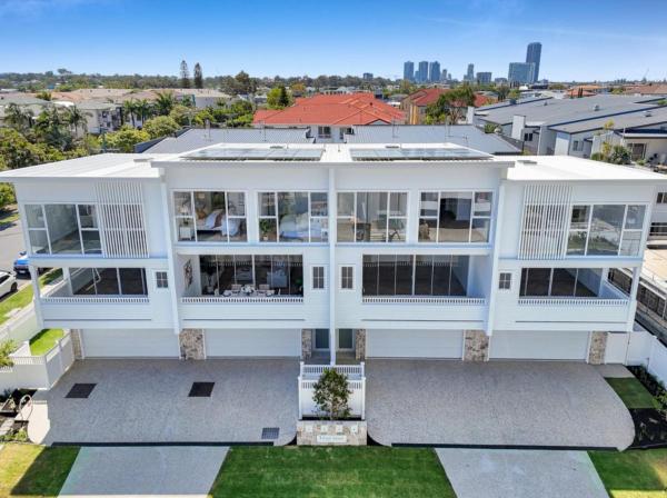 Surfers Luxury House 3 Bed 2.5 Bath 2 Parks - Surfers Paradise