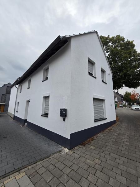 Modernes Kernsaniertes Familienhaus Mit 4 Schlafzimmern, Küche, 2 Badezimmer - Köln
