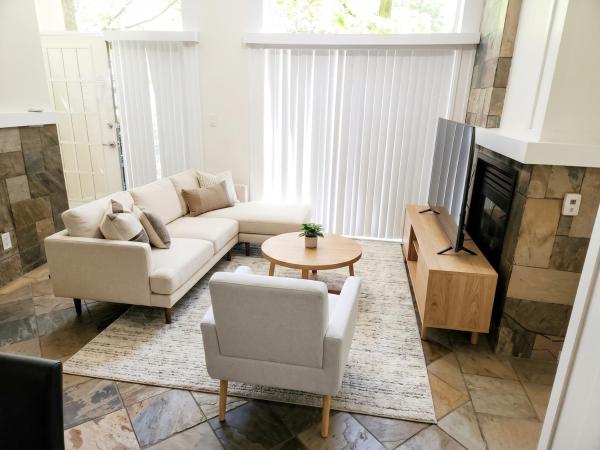Spacious 2-level Townhouse With Private Patio, Workstation & Full Kitchen - Vancouver