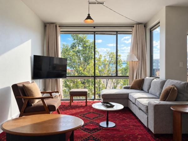 Third Ward Spacious 2br With Balcony - Sleeps 10 - Milwaukee, WI