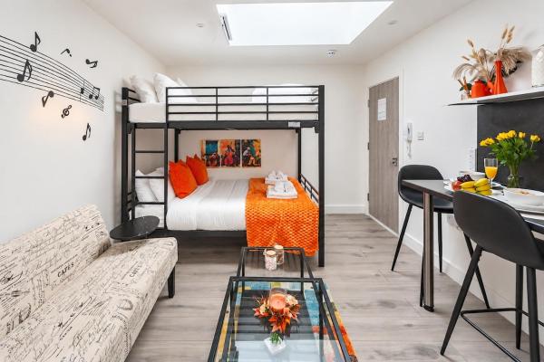 Open-plan Studio With Living Area Near Tube - Bloomsbury