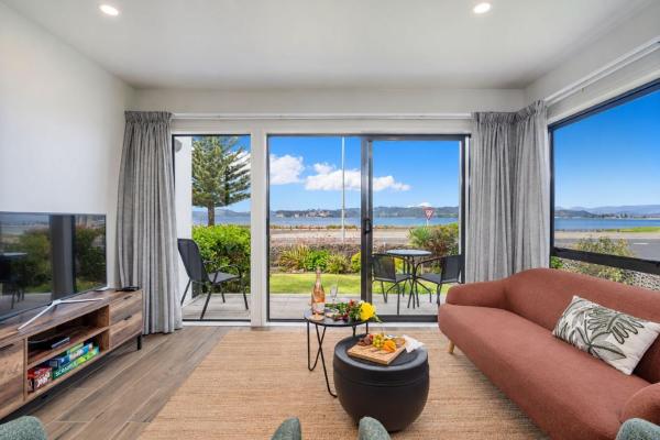 Soleil By The Sea - Beachfront, Pool, Hot Tub - Whitianga