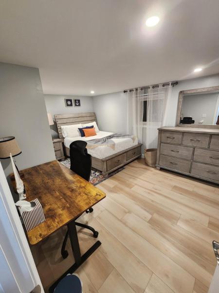 Quiet 3br Haven Sleeps 8, Deck, Fire Place, 2 Parking Spots - Lawrence, MA