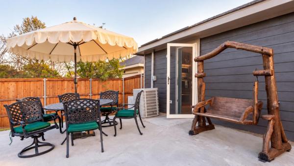 Great Group Getaway With Family Game Room - Secret Massage Nook - Private Patio - 2 Kings - DeSoto, TX