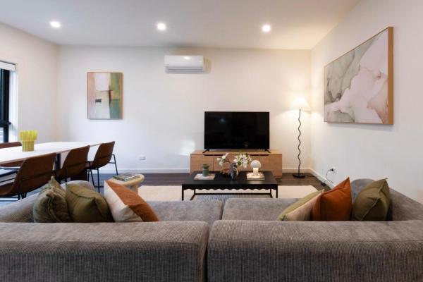 Clayton Corner - Three Beds, Three Baths & Parking! - Melbourne
