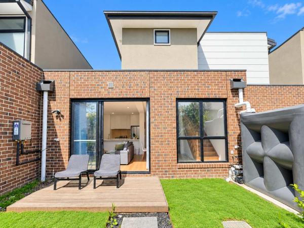 Bright 3br In Box Hill Near Shops & Station - Box Hill
