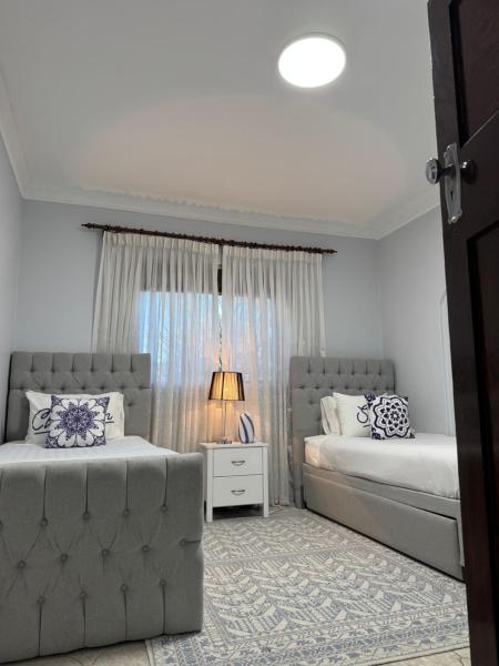 Duncan Twin Room Convenient Direct Trains To Cbd - Shared Bathrooms And Amenities - Burwood
