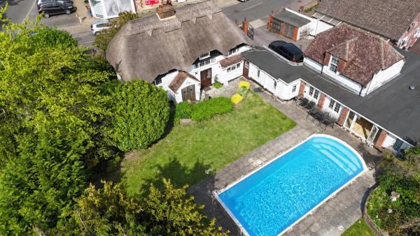 Beautiful Thatched Cottage With Outdoor Pool, Secure Garden, Dog & Family Friendly! Chichester Holiday Properties - Bosham