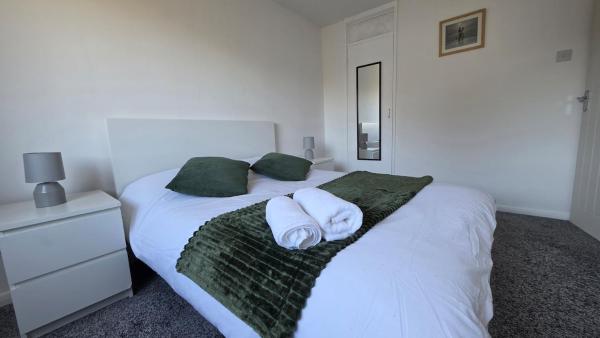 Cosy 3-bed Home, Sleeps 6, Ideal For Families - Corby