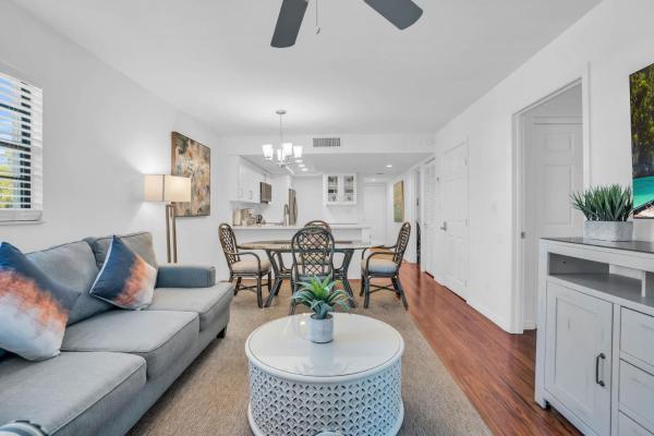 Corner Unit Updated And Near Lobby - Naples