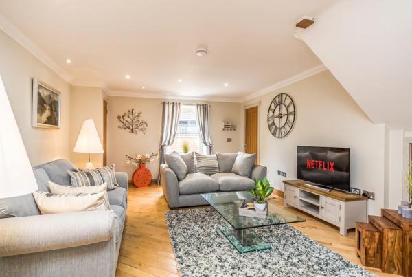 Historic 3-bed Town House, Fishbourne, Parking - Chichester