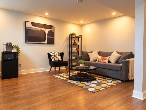 Cozy 2br Suite - 3 Beds - Sleeps 5 - Free Parking - Near Montreal - Beloeil