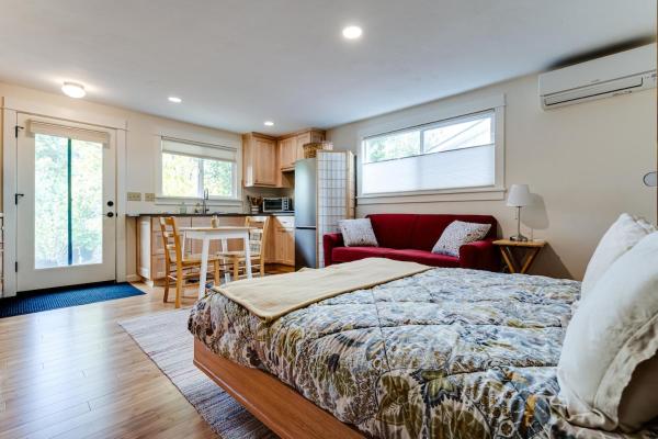 A Quiet Quaint Studio Retreat - Eugene, OR