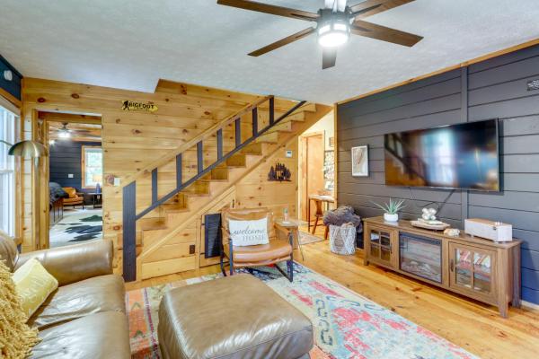 Cabin W/ Hot Tub, Near Mercier Orchard & Downtown - Blue Ridge, GA