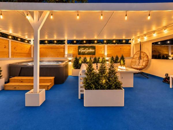 Teeni Santorini Rooftop Lounge Sauna & Hot Tub - Charlotte, NC