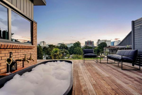 Luxe Retreat, Outdoor Tub With City Views -By Kosh - Cambridge