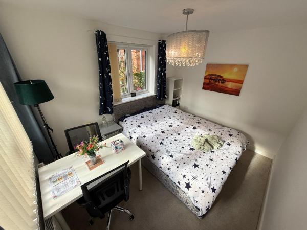 The Trinity 4 - Double Room, 4 Piece Bathroom, M40, Heathrow Access, Free Parking - High Wycombe