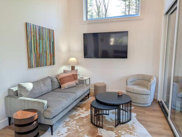 Modern 2br Cabin Near Highlands - Bright Interior & Forest Views - Highlands, NC