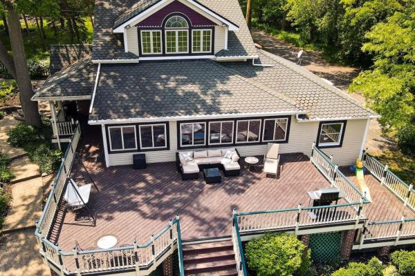 The April Inn - A Historic Victorian Lakehouse - Antioch, IL