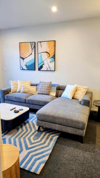 High End Centrally Located Apartment With Carpark - Auckland