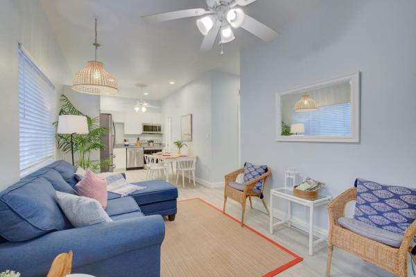 Beachy Modern Downtown Getaway I - Dunedin, FL