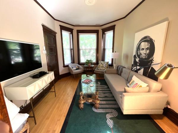 Classic Chicago Upstairs Apt Private Balcony